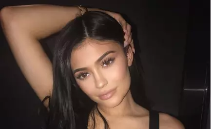 Kylie Jenner in posa con i capelli neri