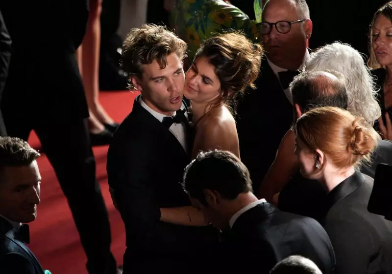 Disegel Ku Kiss! Austin Butler sareng Kaia Gerber Pack dina PDA: Poto-poto Lucuna