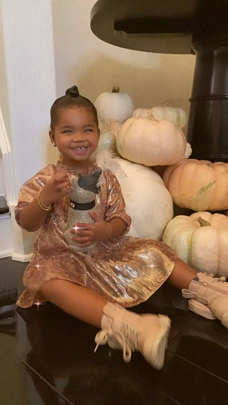 khloe-kardashian-true-thompson-play-with-Pumpkins-ig