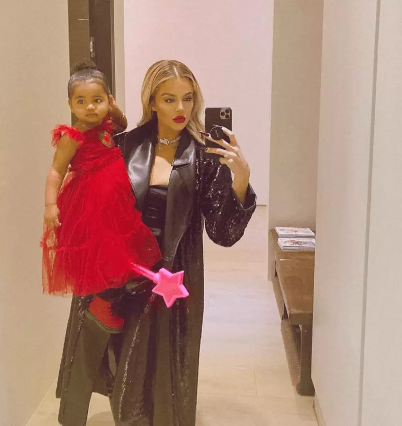 Khloe Kardashian sy True Thompson amin'ny akanjo aingam-panahy amin'ny fialantsasatra