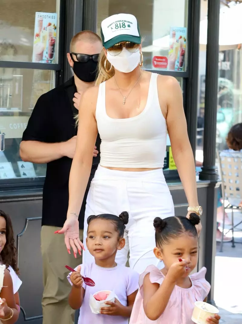 Khloe Kardashian duket në të gjitha të bardha teksa merrte akullore me familjen e saj në Los Angeles