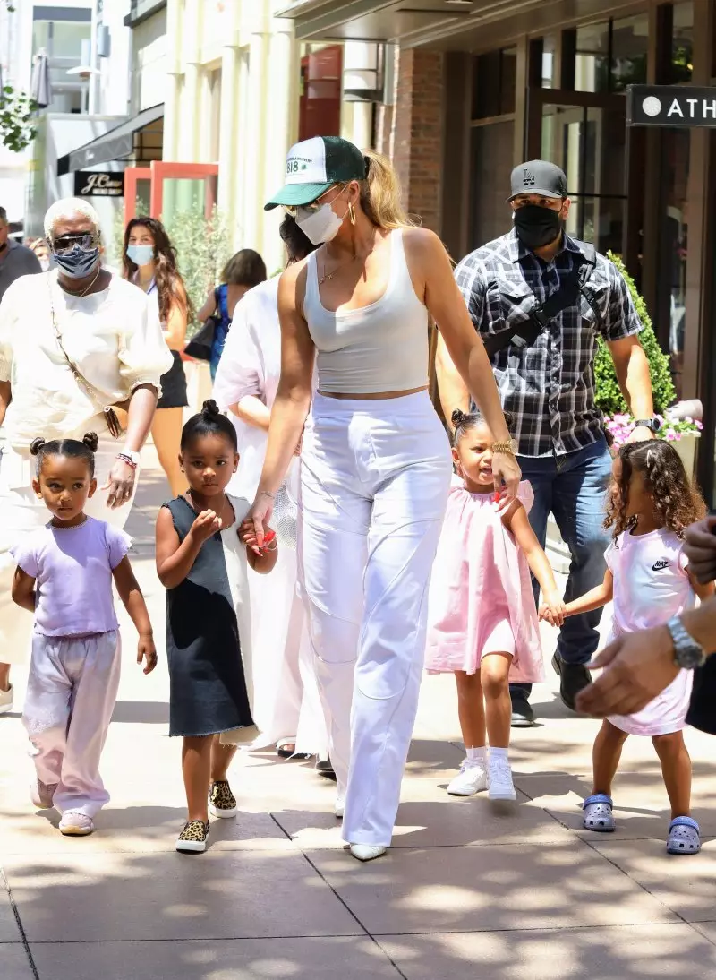D'Khloe Kardashian gesäit fit an all wäiss wärend si Glace mat hirer Famill zu Los Angeles gräift