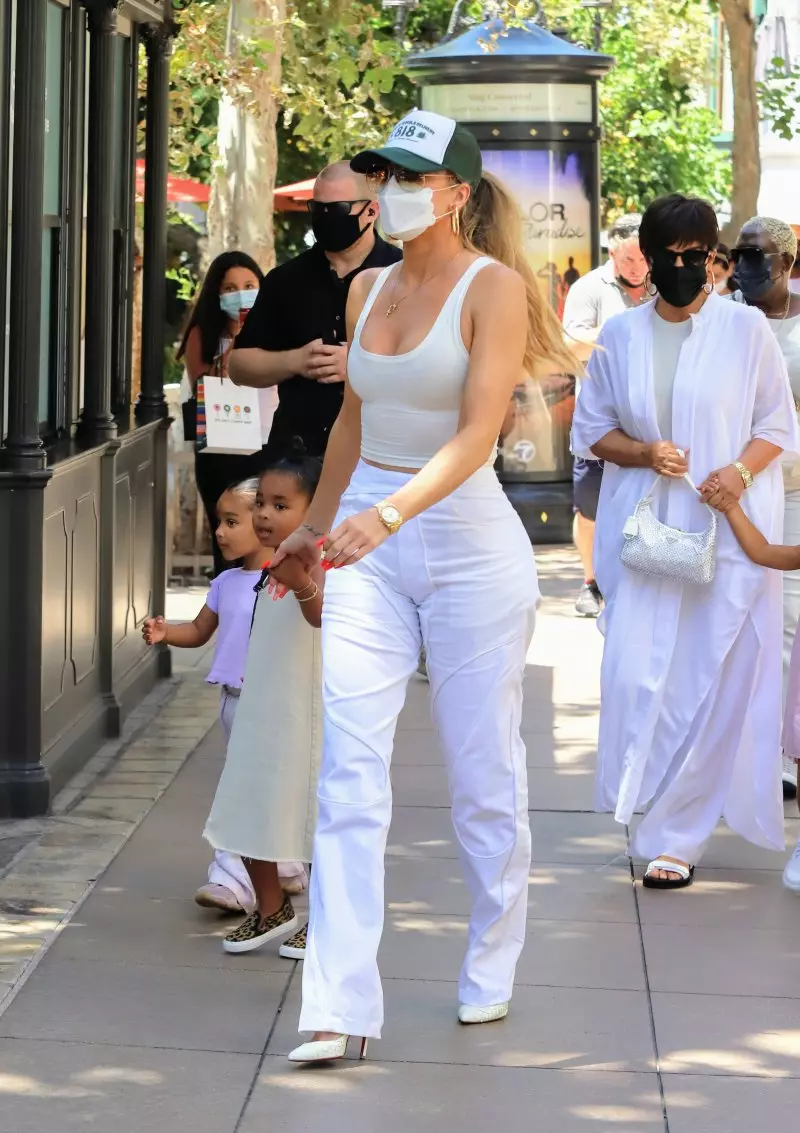 Khloe Kardashian sieht fit in ganz Weiß aus, während sie mit ihrer Familie in Los Angeles Eis schnappt