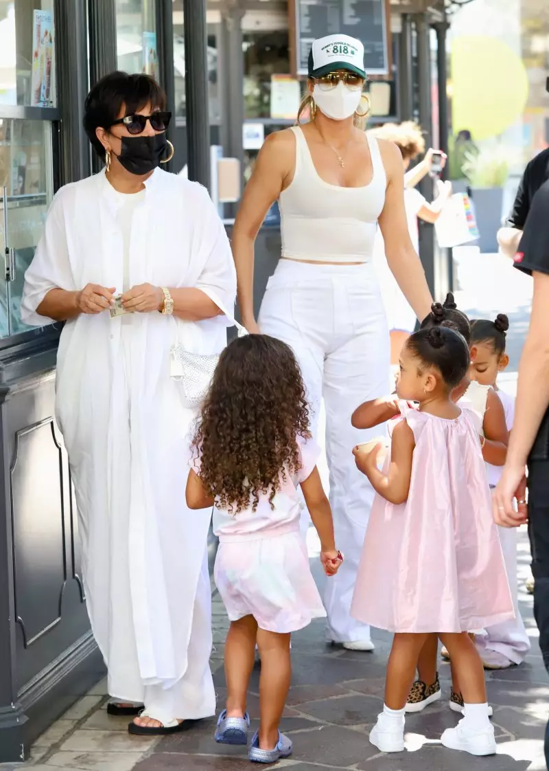 Khloe Kardashian은 로스 앤젤레스에서 가족과 함께 아이스크림을 먹는 동안 흰색으로 잘 어울립니다.