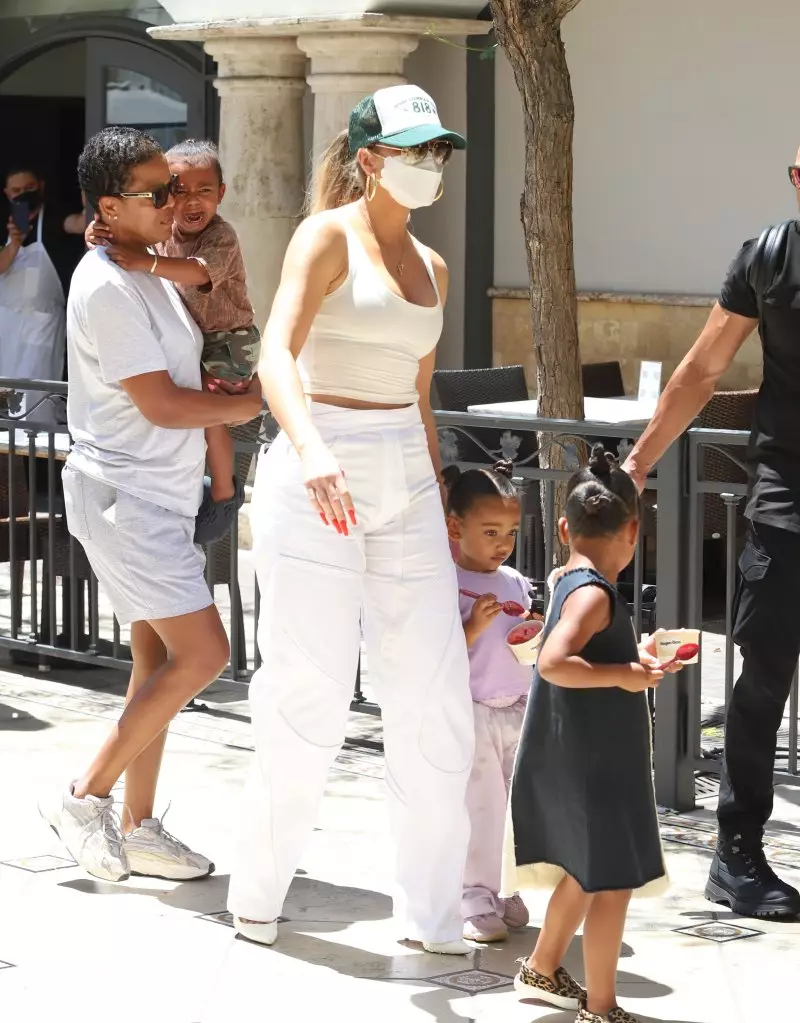 Khloe Kardashian သည် Los Angeles တွင်သူမ၏မိသားစုနှင့်အတူရေခဲမုန့်ကိုင်နေစဉ်အဖြူရောင်အဝတ်အစားနှင့်လိုက်ဖက်သည်။