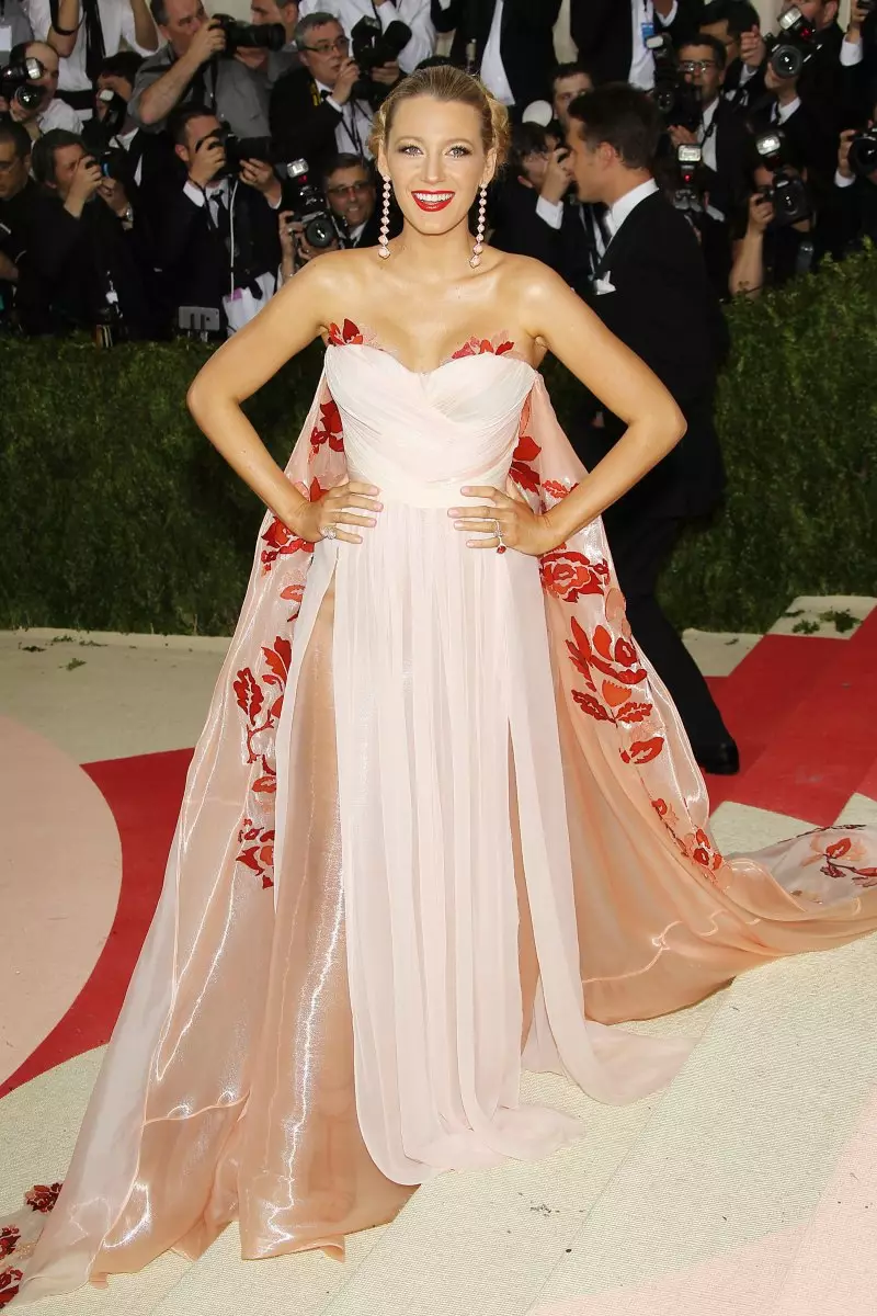 Moda Ikono! Fotoj de la Met Gala Rigardas Tra la Jaroj de Blake Lively