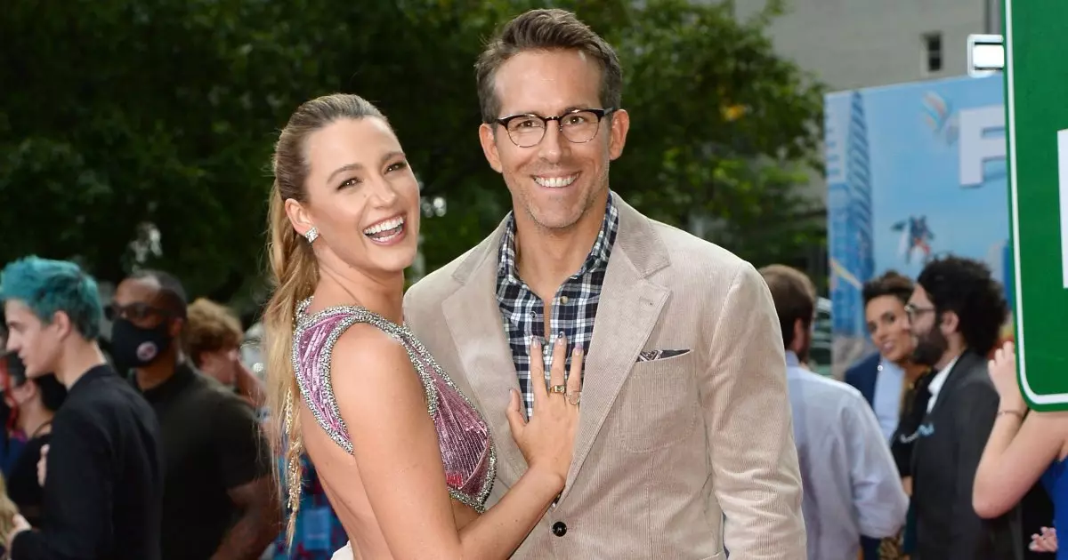 Ryan Reynolds grappen oer seks mei Blake Lively op 'The Tonight Show'