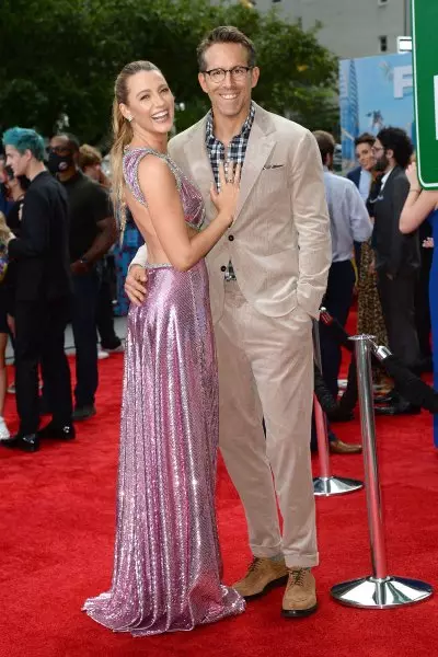 Blake Lively Stun dalam Gaun Cut-Out Bersama Suami Ryan Reynolds di Premiere Film 'Free Guy'