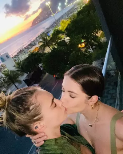 Cara Delevingne və Ashley Benson Kissing