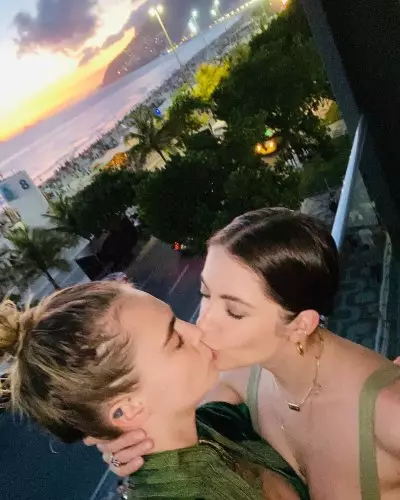 Cara Delevingne နှင့် Ashley Benson နမ်းနေသည်။