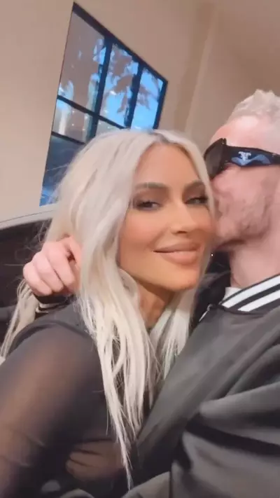 Kim Kardashian ir Pete'as Davidsonas dalijasi intymia akimirka ir bučiniu „Instagram Story“.