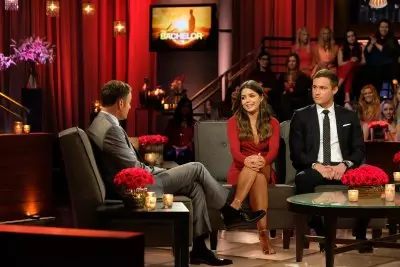 Hostê Bachelor Chris Harrison Bi Hannah Ann Sluss û Peter Weber re li ser After the Final Rose rûniştiye