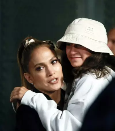 Jennifer Lopez Cuddling Ọmọbinrin Emme