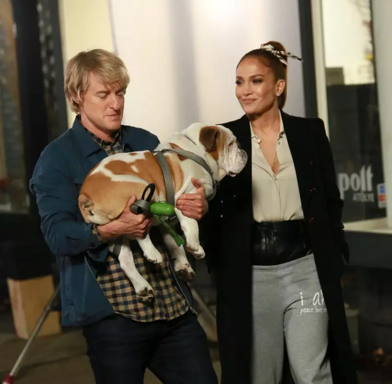 Jennifer Lopez et Owen Wilson tenant un chien, tournage