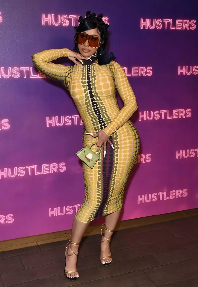 Cardi B pózuje ve žluté kombinéze