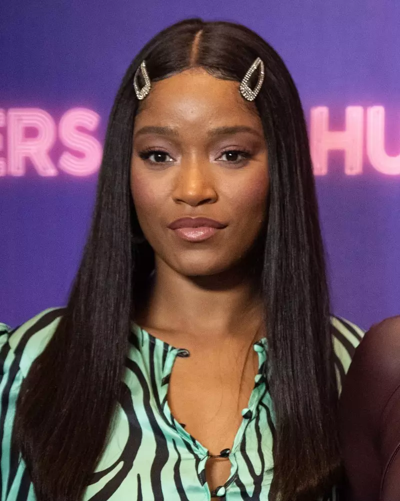 Keke Palmer poseert met 2 clips in haar haar