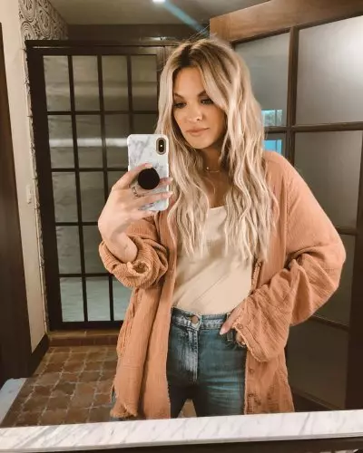 Becca Tilley Wọ Sweater Mu Selfie Digi kan