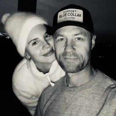 Sean Larkin porte un chapeau et sourit avec son ex petite amie Lana Del Rey en bonnet blanc flou