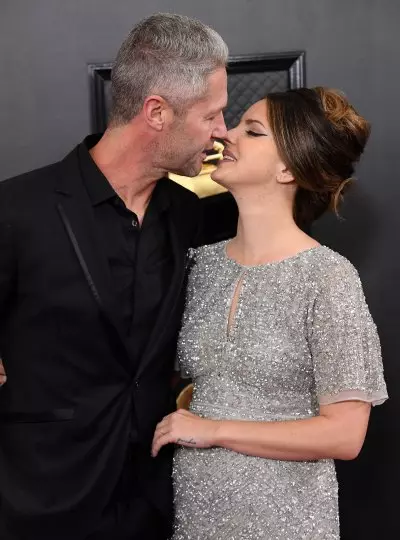 Lana Del Rey a Sean Larkin yn y Grammys Kissing