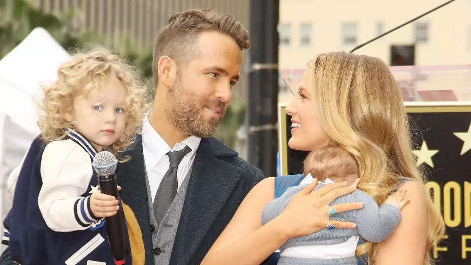 Ryan Reynolds dhe Blake Lively shikojnë njëri-tjetrin teksa mbajnë vajzat e tyre James dhe Inez ndërsa Ryan merr një yll në Hollywood Walk of Fame