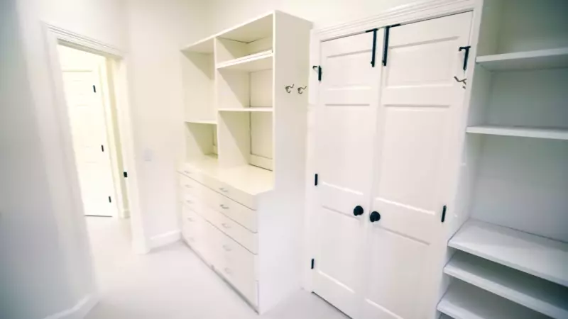 Ang Closet Makeover ni Reese Witherspoon sa 'The Home Edit': Mga Litrato 3