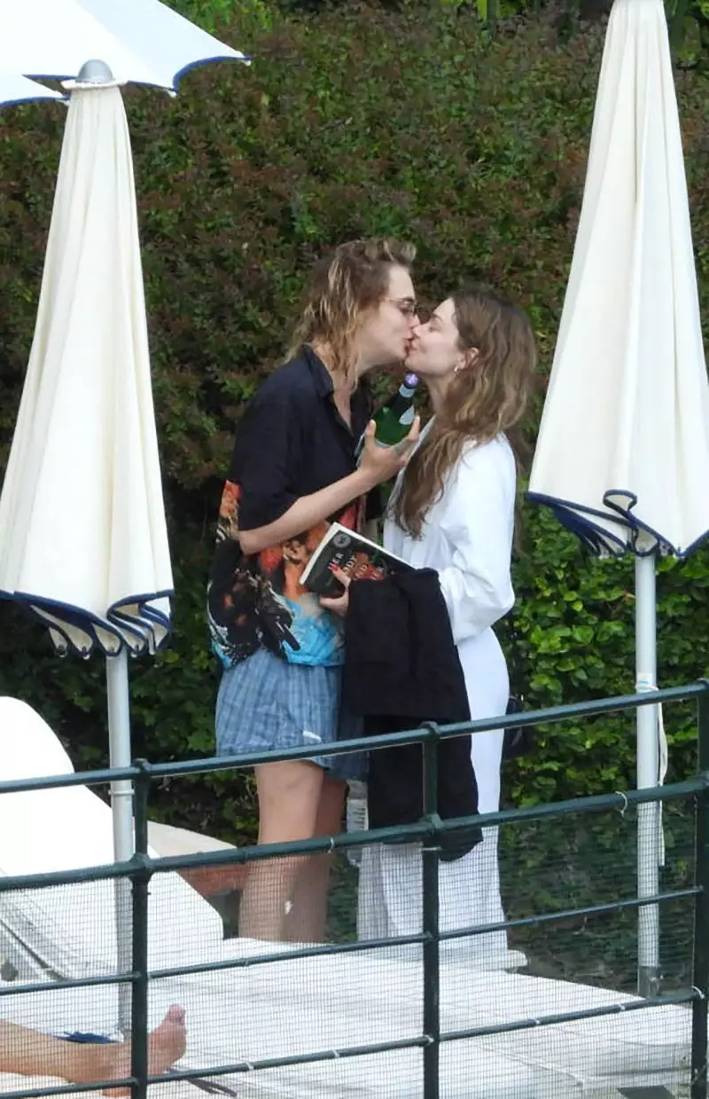 イタリアでのカーラ・デルヴィーニュとミンケのキス