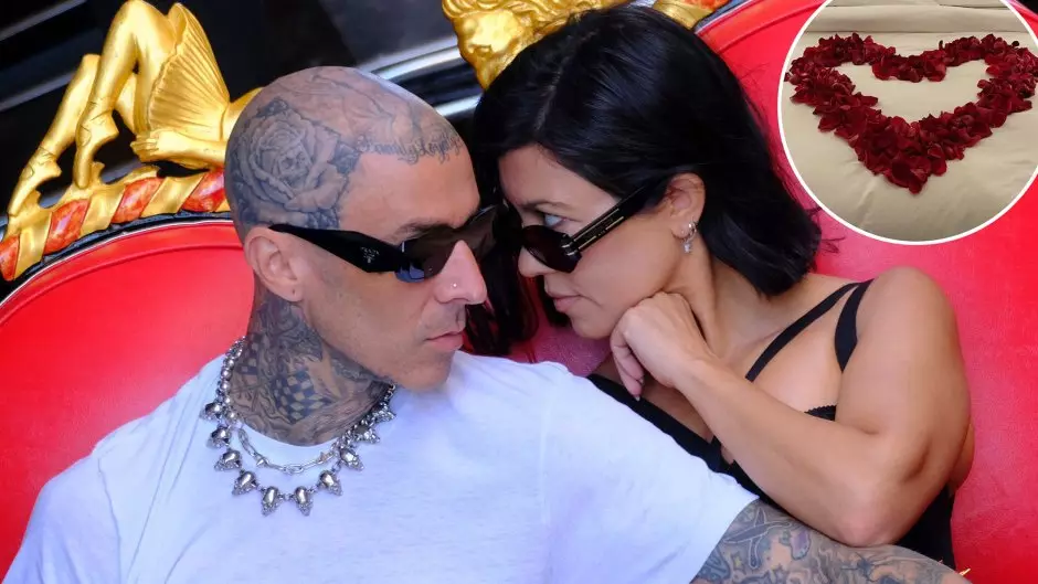 Seksikäs aika Kourtney Kardashian Travis Barker juhlii kihlautumistaan ruusun terälehdillä