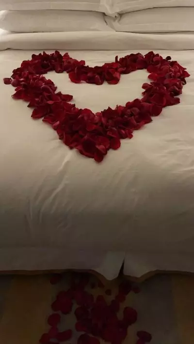 Travis Barker ma Kourtney Kardashian's Bed of Rose Petals e Fa'amanatuina le Fa'auiga