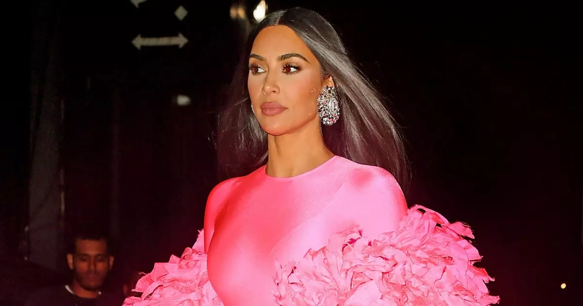 Kim Kardashian පවුලේ අය සමඟ 'SNL' පසු සාදයට සහභාගී වේ: ඡායාරූප!