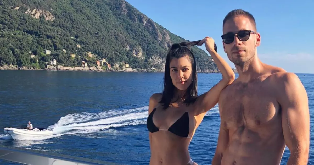 Ki moun ki Simon Huck? Valè nèt zanmi Kardashian a, travay