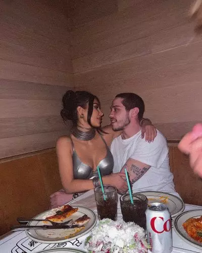 Kim Kardashian fez Photoshop no queixo de Pete Davidson? Veja por que a Internet pensa assim