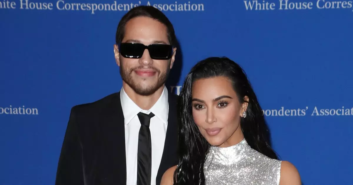 Kim Kardashian, Pete Davidson Tahan Leungeun: Karpét Beureum Debut