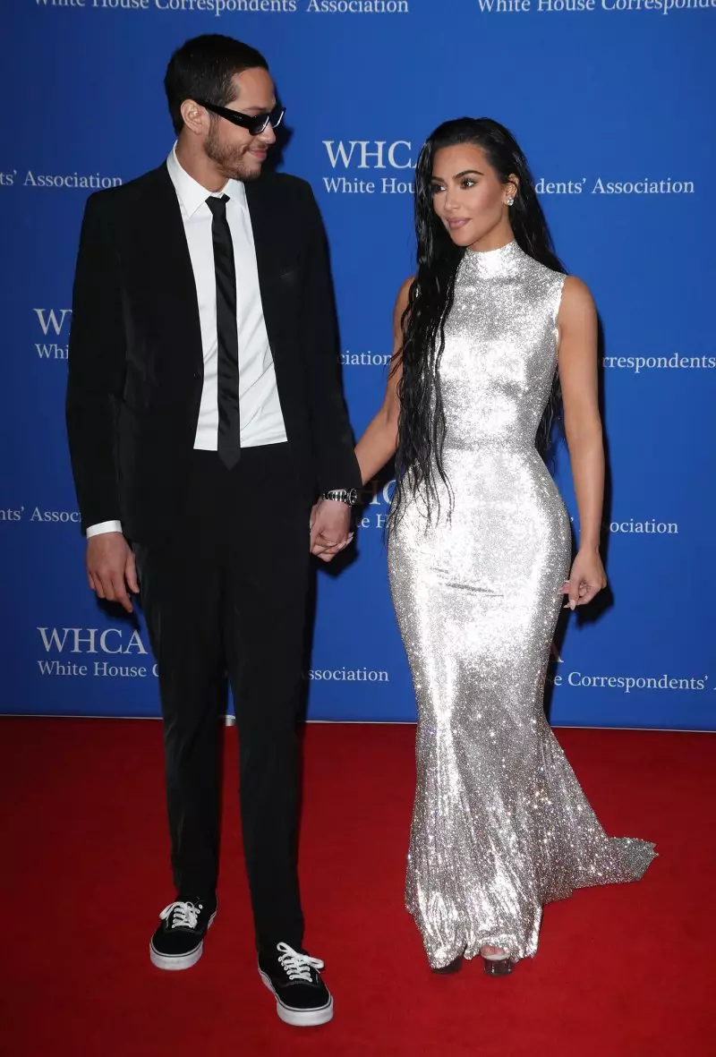 Kim Kardashian ati Pete Davidson Pack lori PDA Dazzling lori Red capeti: Awọn fọto