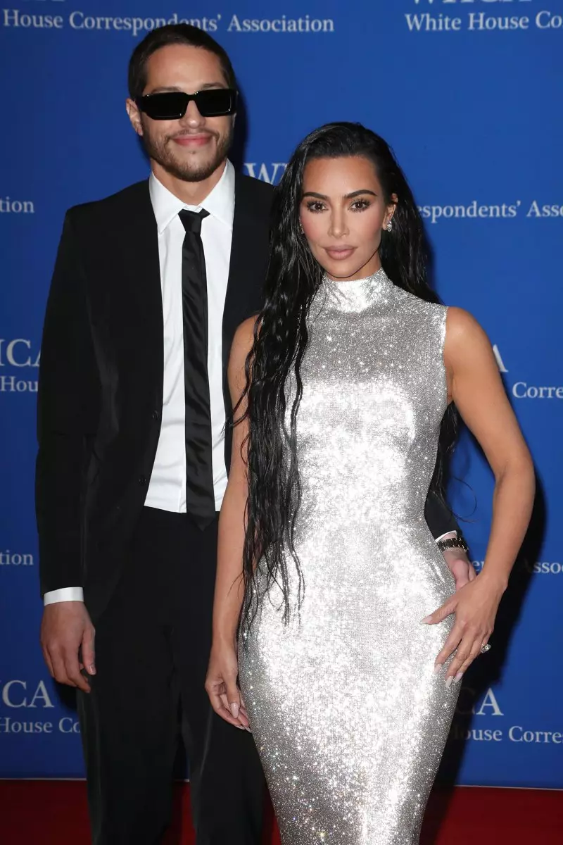 Kim Kardashian ati Pete Davidson Pack lori PDA Dazzling lori Red capeti: Awọn fọto