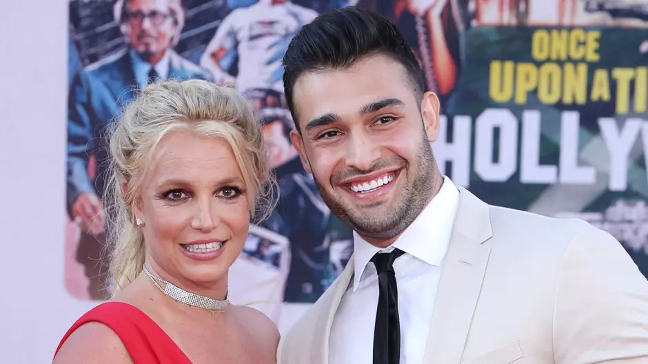 Britney Spears waxay ku qoslisay xijaabka arooska ee sawirka cusub iyadoo uu jiro Sam Asghari Engagement