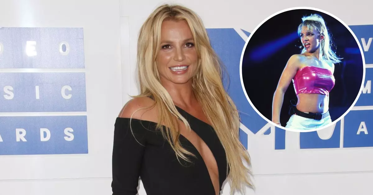 Britney Spears İkonik Müzik Video Kıyafetleri: Fotoğraflar, Resimler