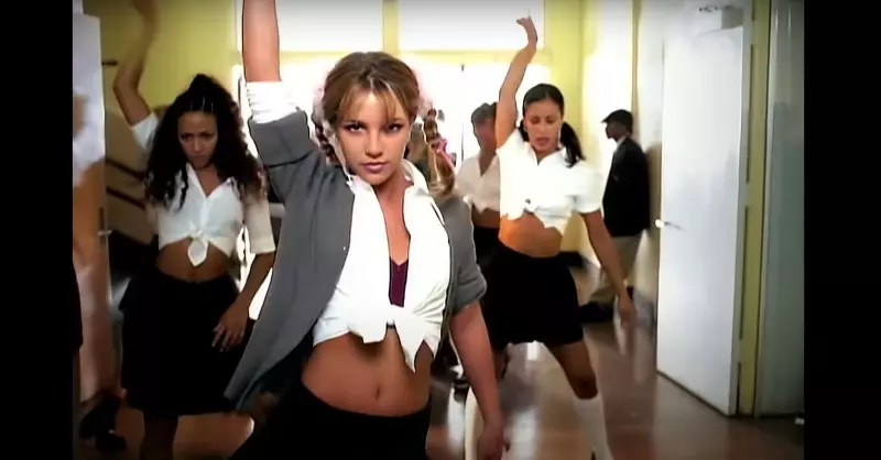 Donne m'en plus! Faites défiler les tenues de clips musicaux les plus emblématiques de Britney Spears: photos de la pop star