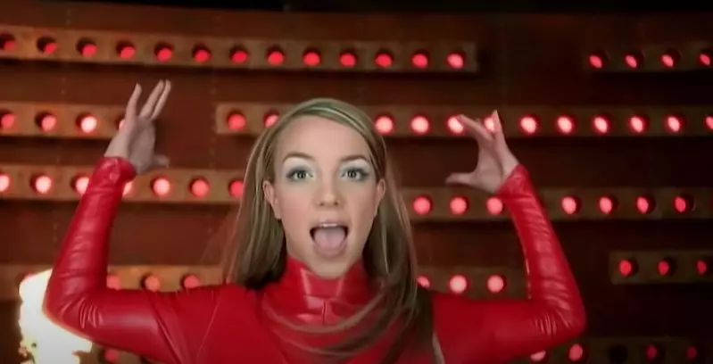 Donne m'en plus! Faites défiler les tenues de clips musicaux les plus emblématiques de Britney Spears: photos de la pop star