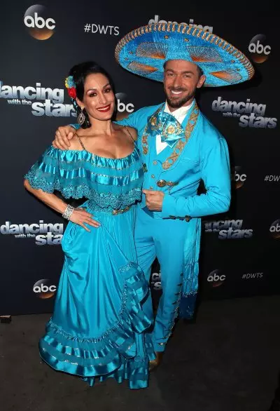 Nikki Bella bere Dancing With the Stars bikotekide Artem Chigvintsev-ekin posatzen