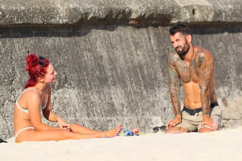 dwts sharna Burgess bikini sarunājas ar jaunu vīrieti