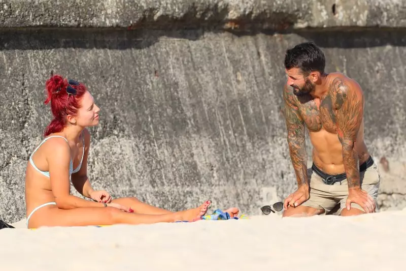 dwts sharna Burgess bikini sarunājas ar jaunu vīrieti