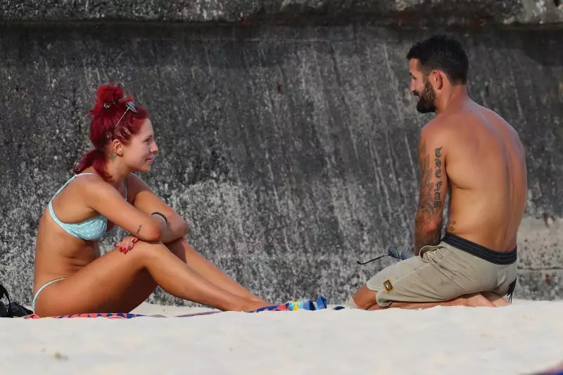 dwts sharna Burgess bikini sarunājas ar jaunu vīrieti