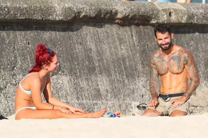 dwts sharna Burgess bikini sarunājas ar jaunu vīrieti