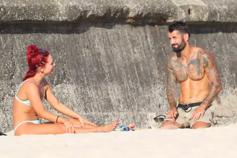 dwts sharna Burgess bikini sarunājas ar jaunu vīrieti