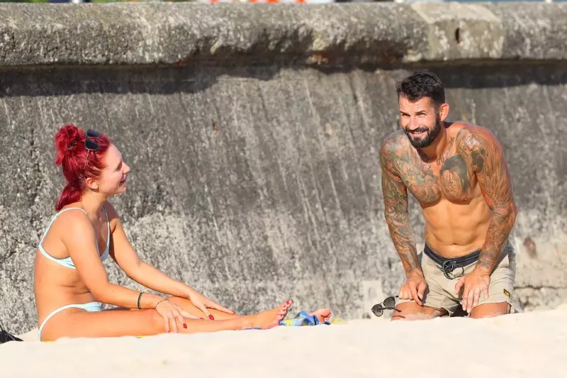 dwts sharna Burgess bikini sarunājas ar jaunu vīrieti