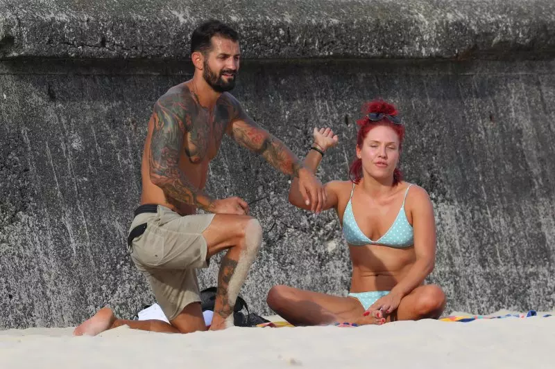 dwts sharna Burgess bikini sarunājas ar jaunu vīrieti