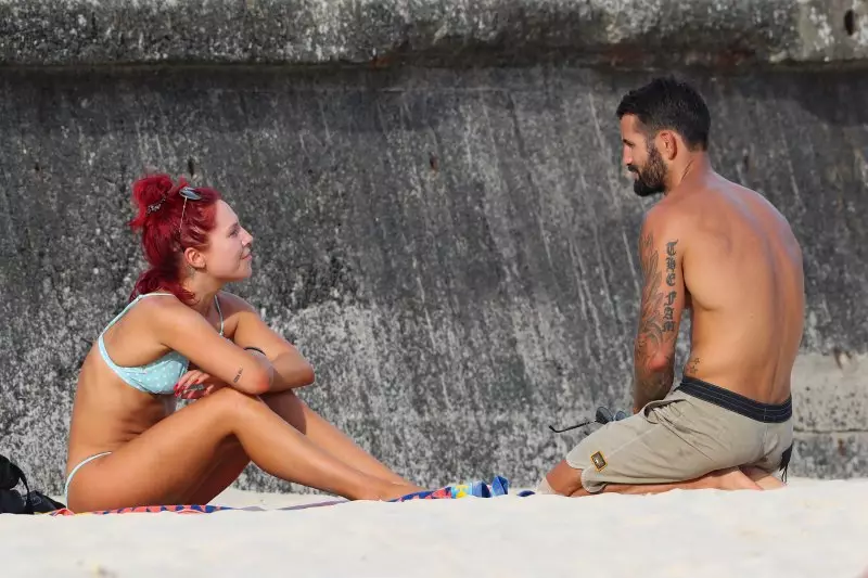 dwts sharna Burgess bikini sarunājas ar jaunu vīrieti