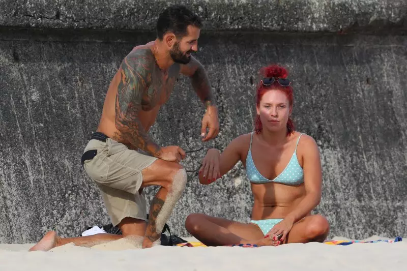 dwts sharna Burgess bikini sarunājas ar jaunu vīrieti