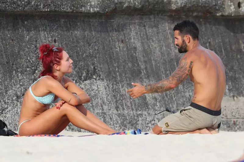 dwts sharna Burgess bikini sarunājas ar jaunu vīrieti