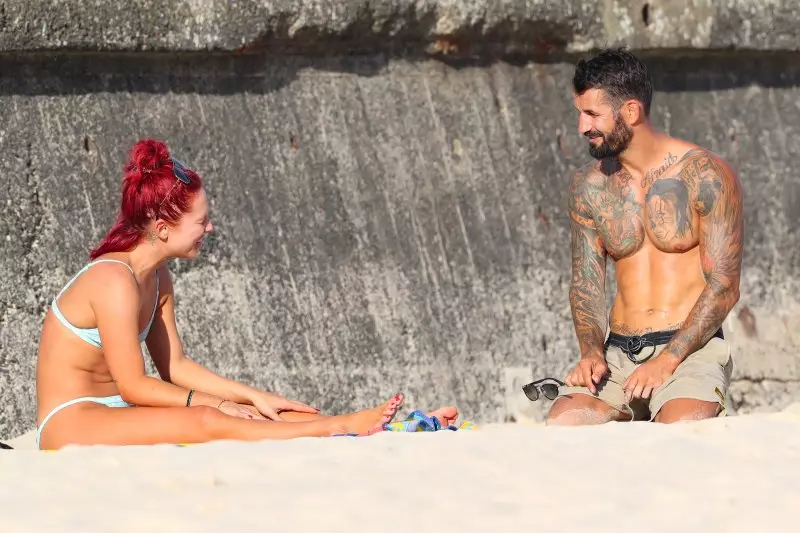 dwts sharna Burgess bikini sarunājas ar jaunu vīrieti